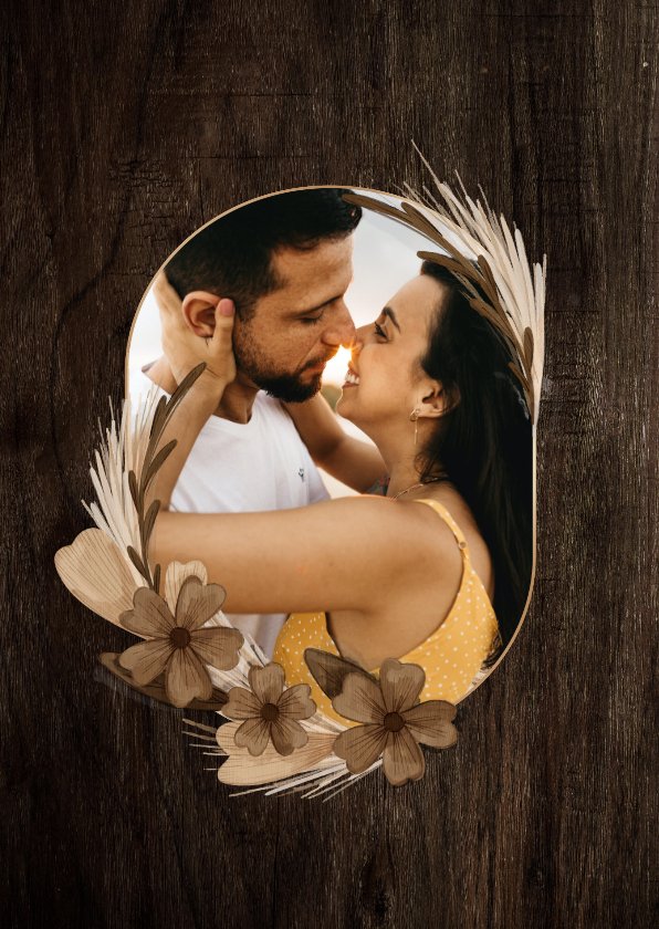 Trouwkaart houtlook met kader van droogbloemen | Kaartje2go